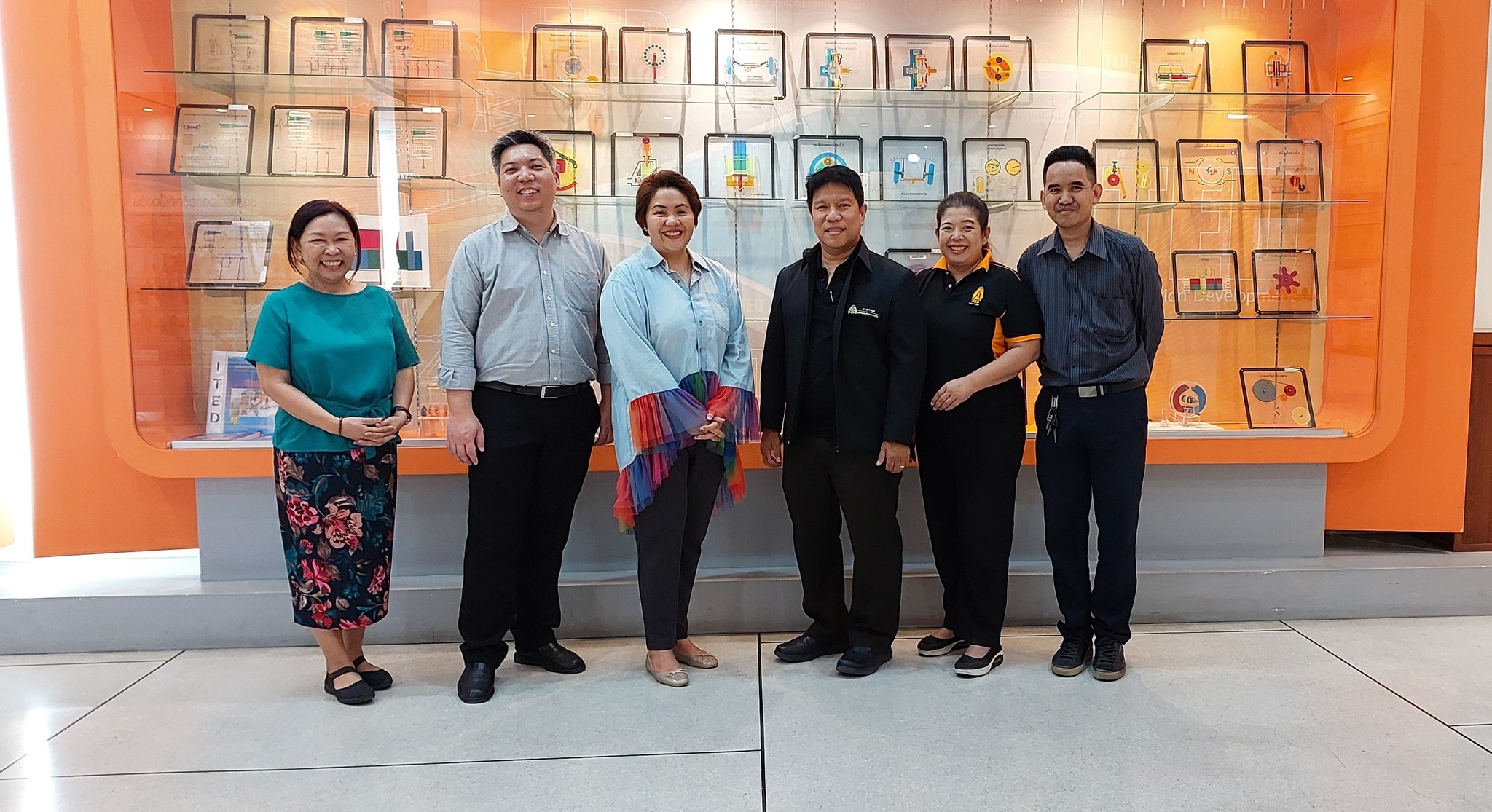 ผู้บริหารสำนักพัฒนาเทคนิคศึกษา ให้การต้อนรับรักษาการแทนผู้อำนวยการศูนย์ ...